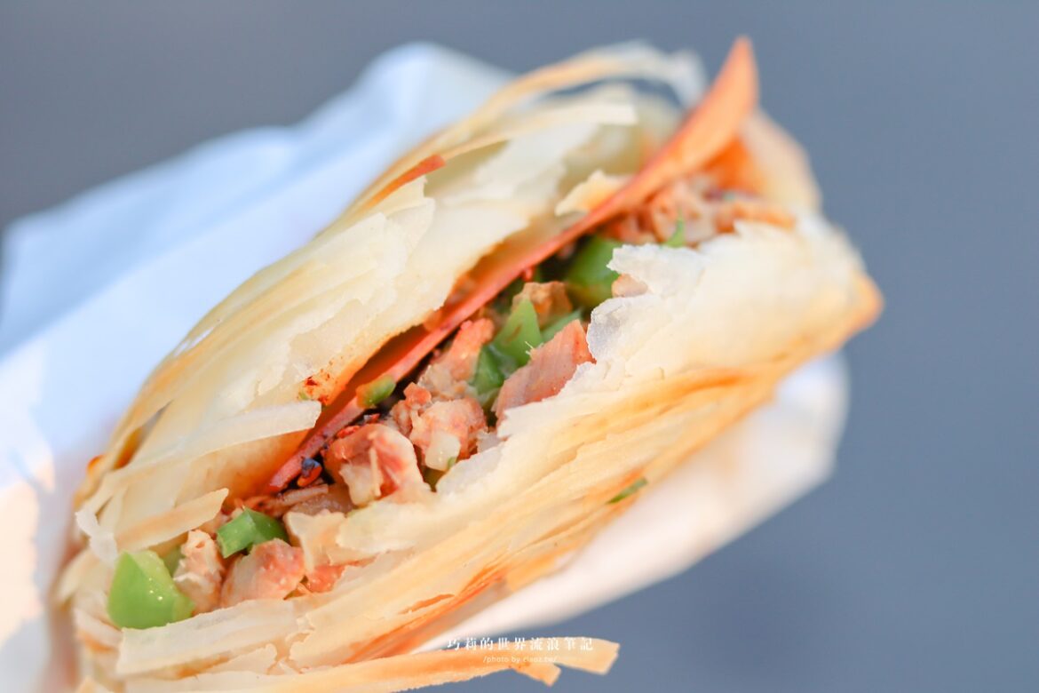 楊記老潼關肉夾饃｜千層餅皮香又酥，台中大慶夜市排隊美食，想吃至少先等1小時！ @巧莉的世界流浪筆記